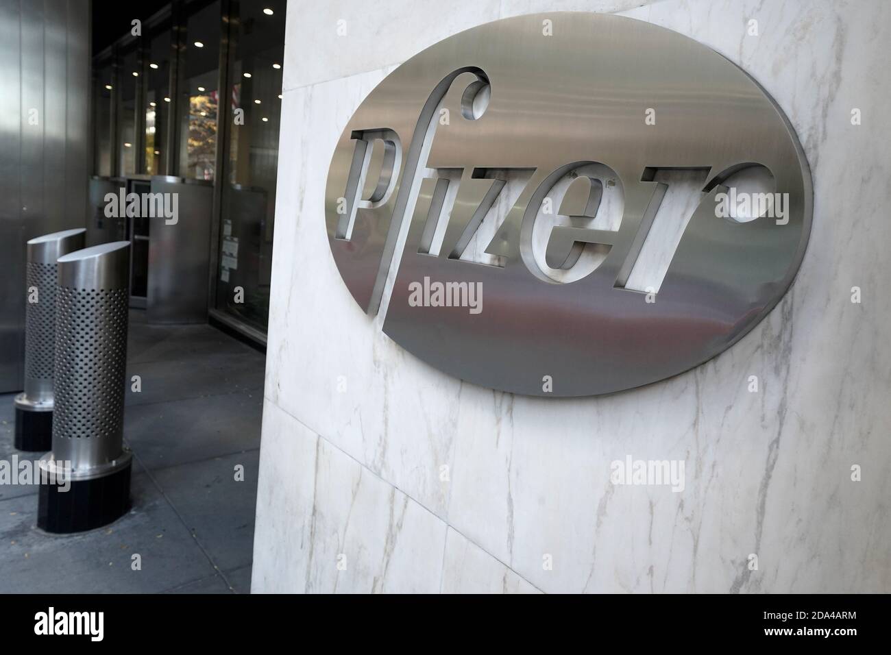 Pfizer headquarters new york city hi-res stock photography and images ...
