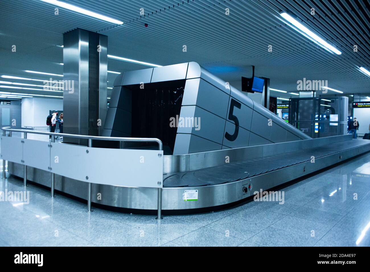 Airport interior baggage claim conveyor Stock Photo - Alamy