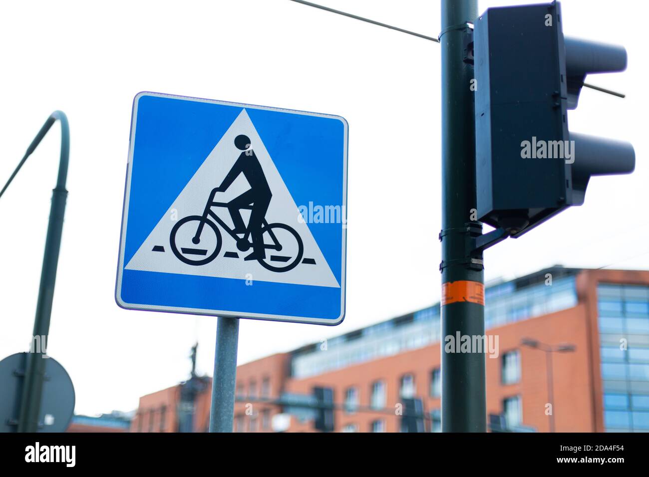 A bicycle crossing sign next to a traffic light Stock Photo - Alamy