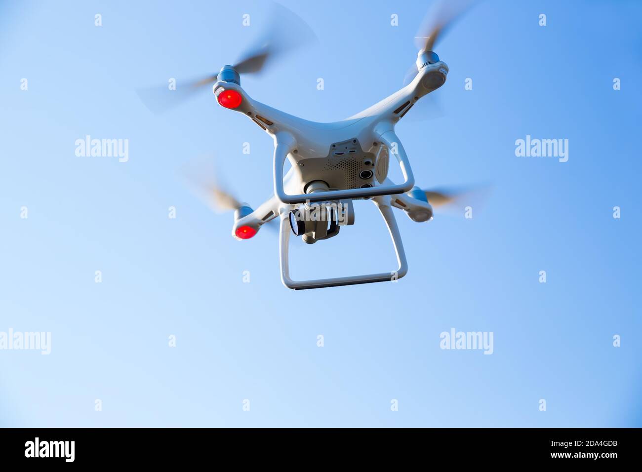 Helicopter small flying hovering hi-res stock photography and images ...