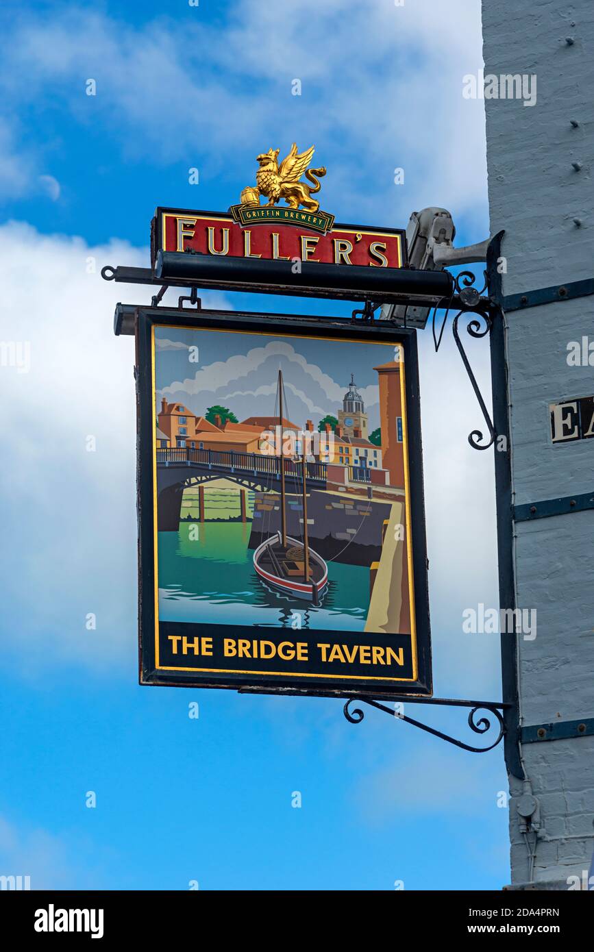 Pub portsmouth uk hi-res stock photography and images - Alamy