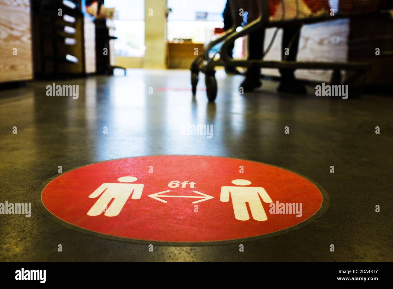 6 feet distance sign hi-res stock photography and images - Alamy