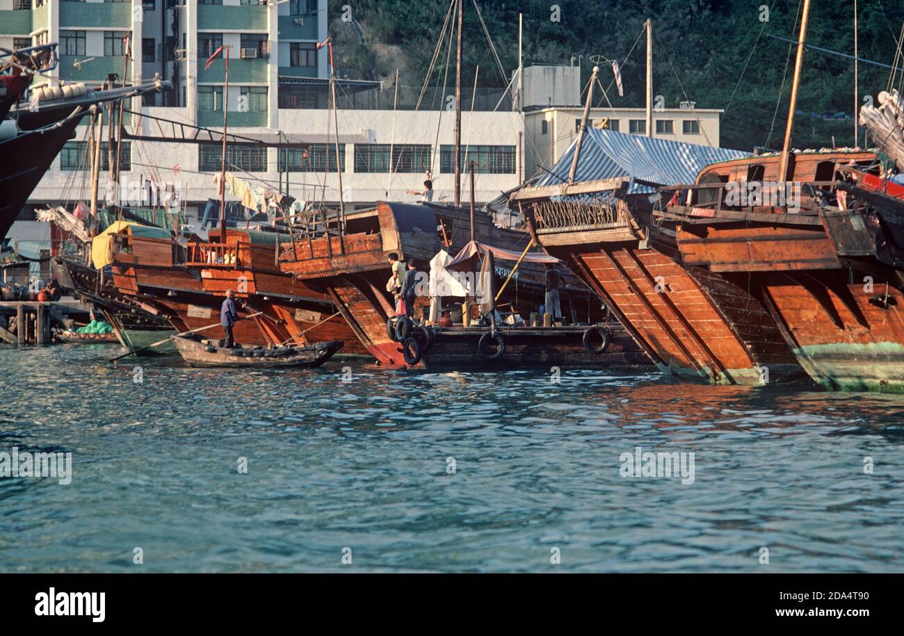 Aberdeen floating village, Hong Kong, 80s Stock Photo - Alamy