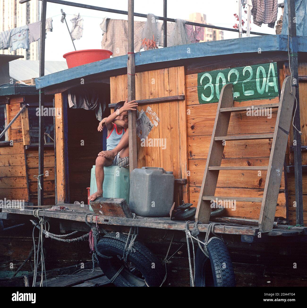 Aberdeen floating village, Hong Kong, 80s Stock Photo - Alamy