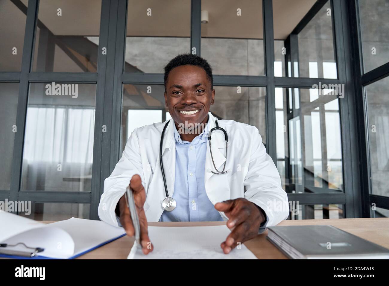 African male doctor hi-res stock photography and images - Alamy