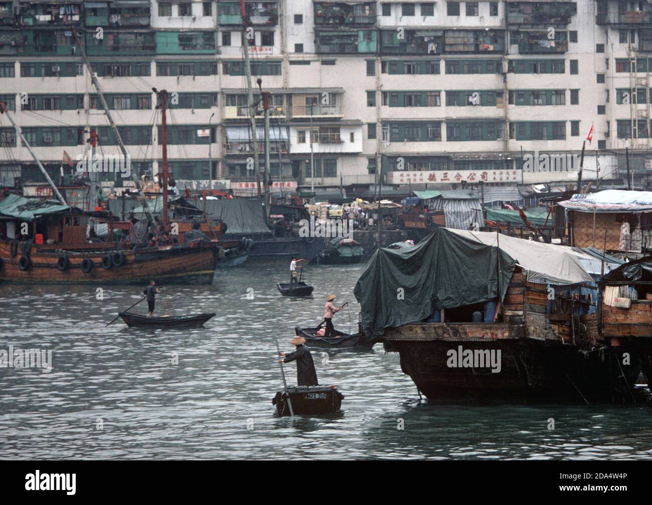 Aberdeen floating village, Hong Kong, 80s Stock Photo - Alamy