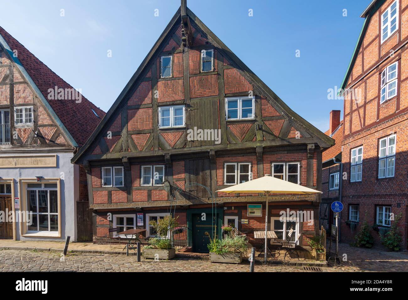 Lauenburg/Elbe: old town, street Elbstraße, half-timbered house ...