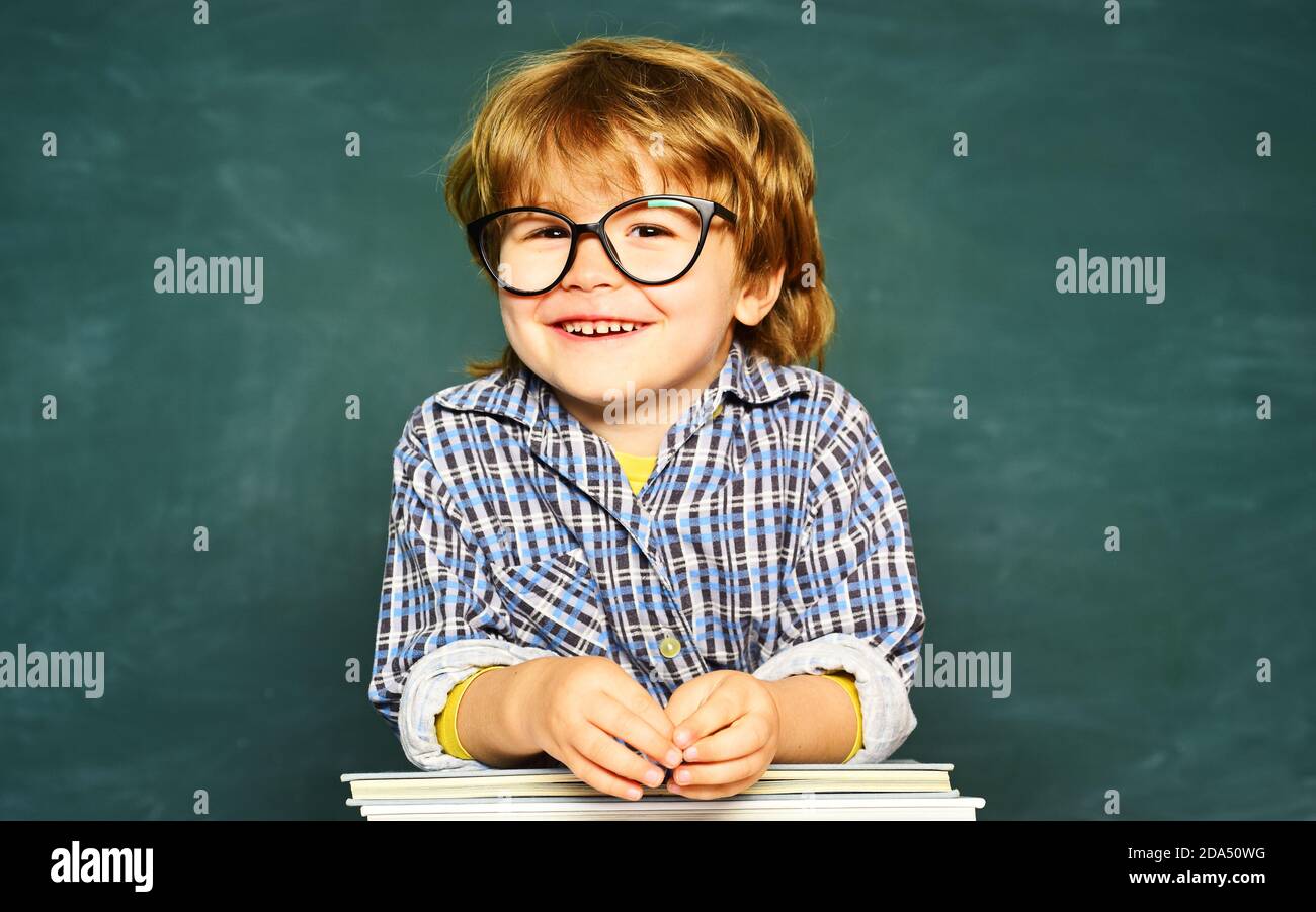 Helping kids study library hi-res stock photography and images - Alamy