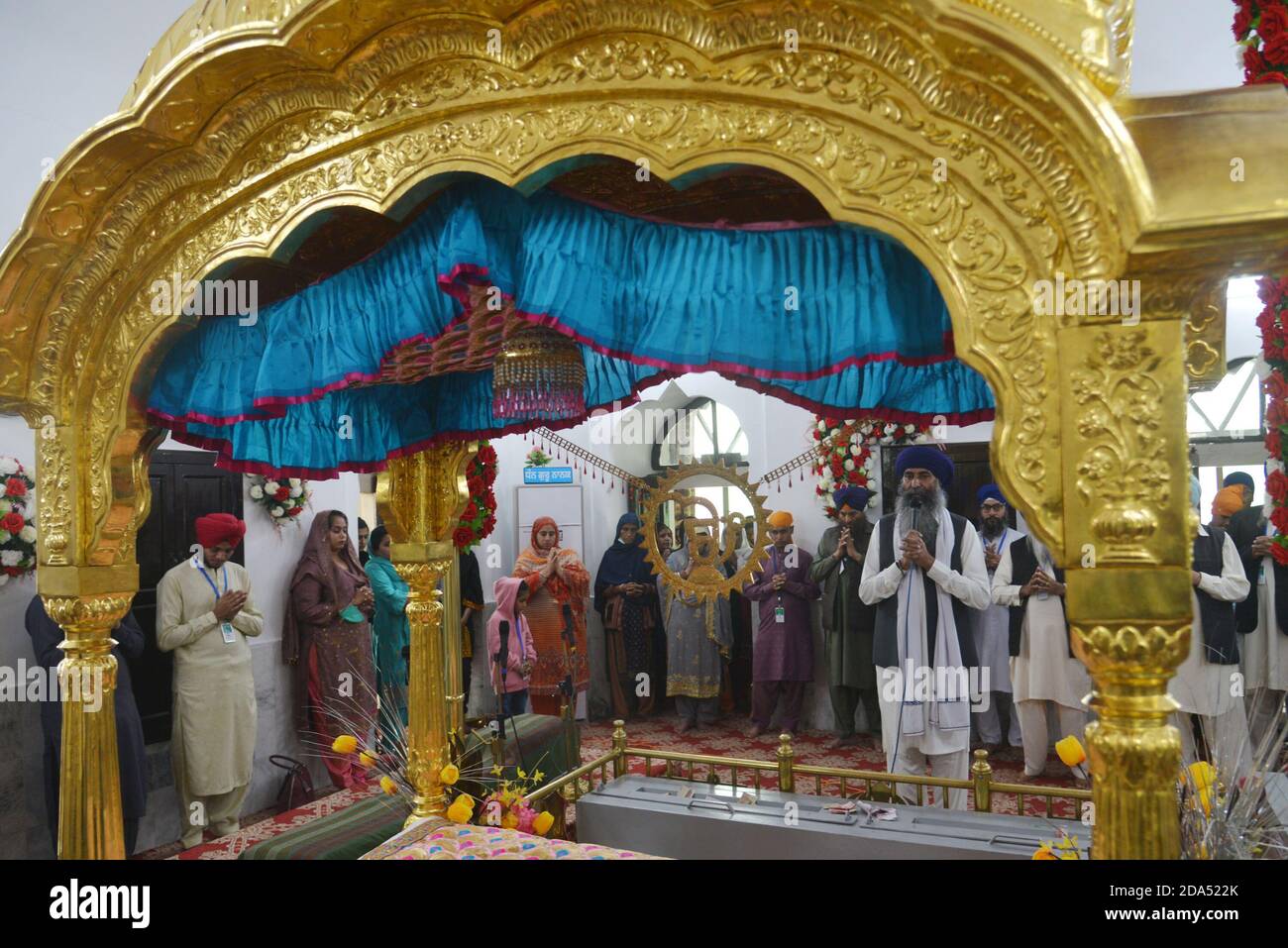 India pakistan border ritual hi-res stock photography and images - Alamy