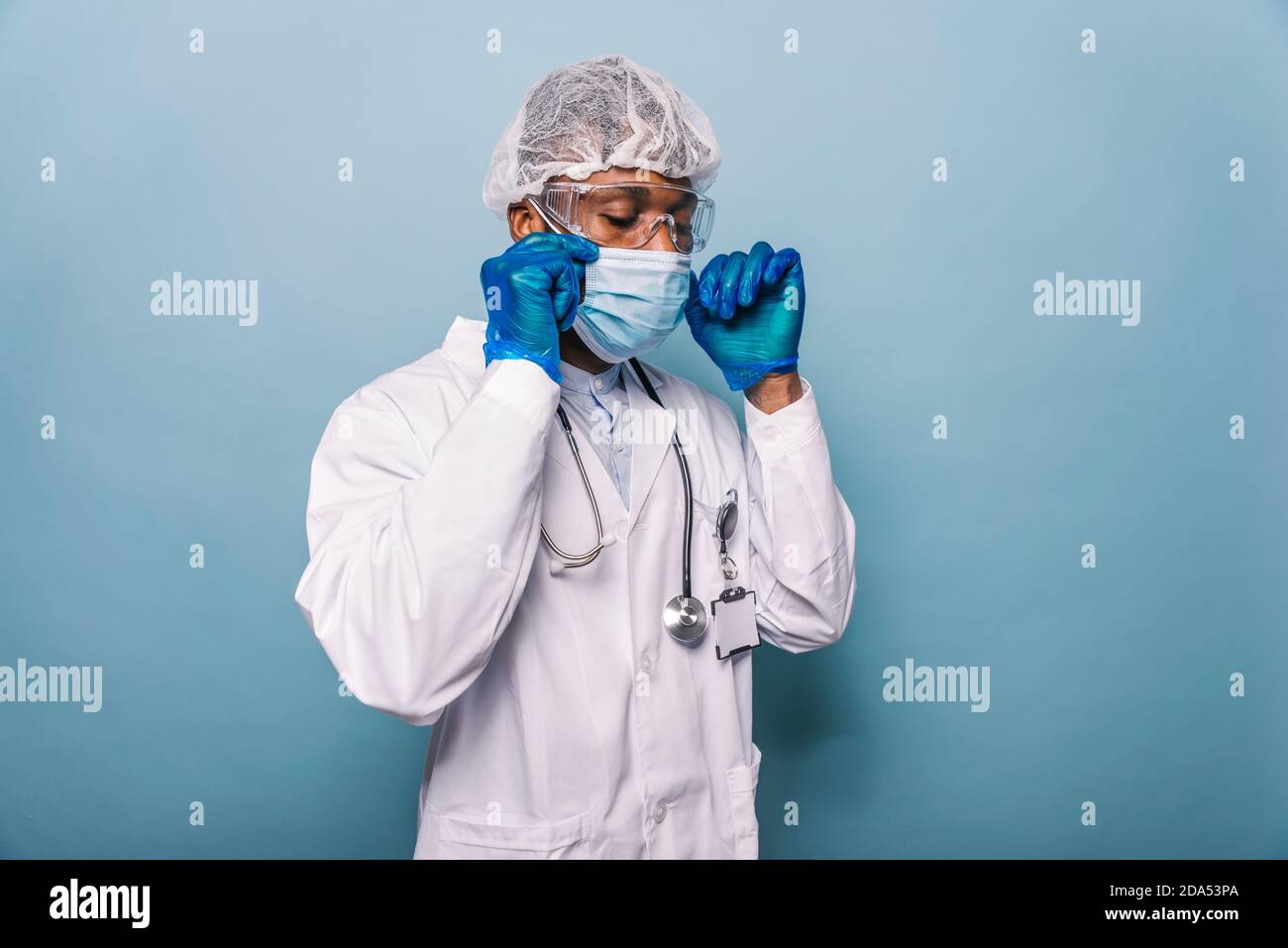 Doctor wearing protection suit and face mask for fighting Covid-19 ...