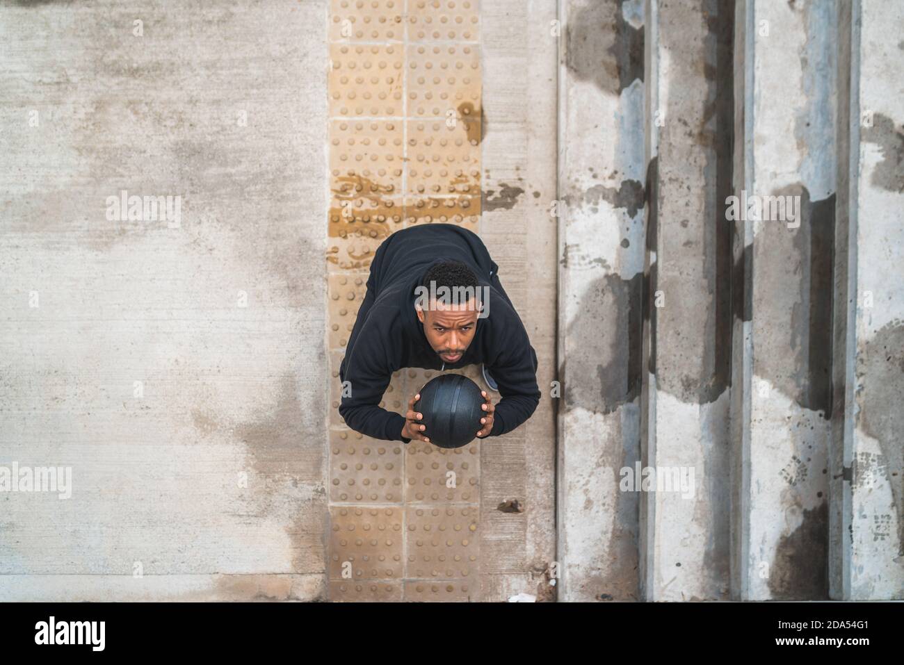 Athletic man doing wall ball exercise Stock Photo - Alamy