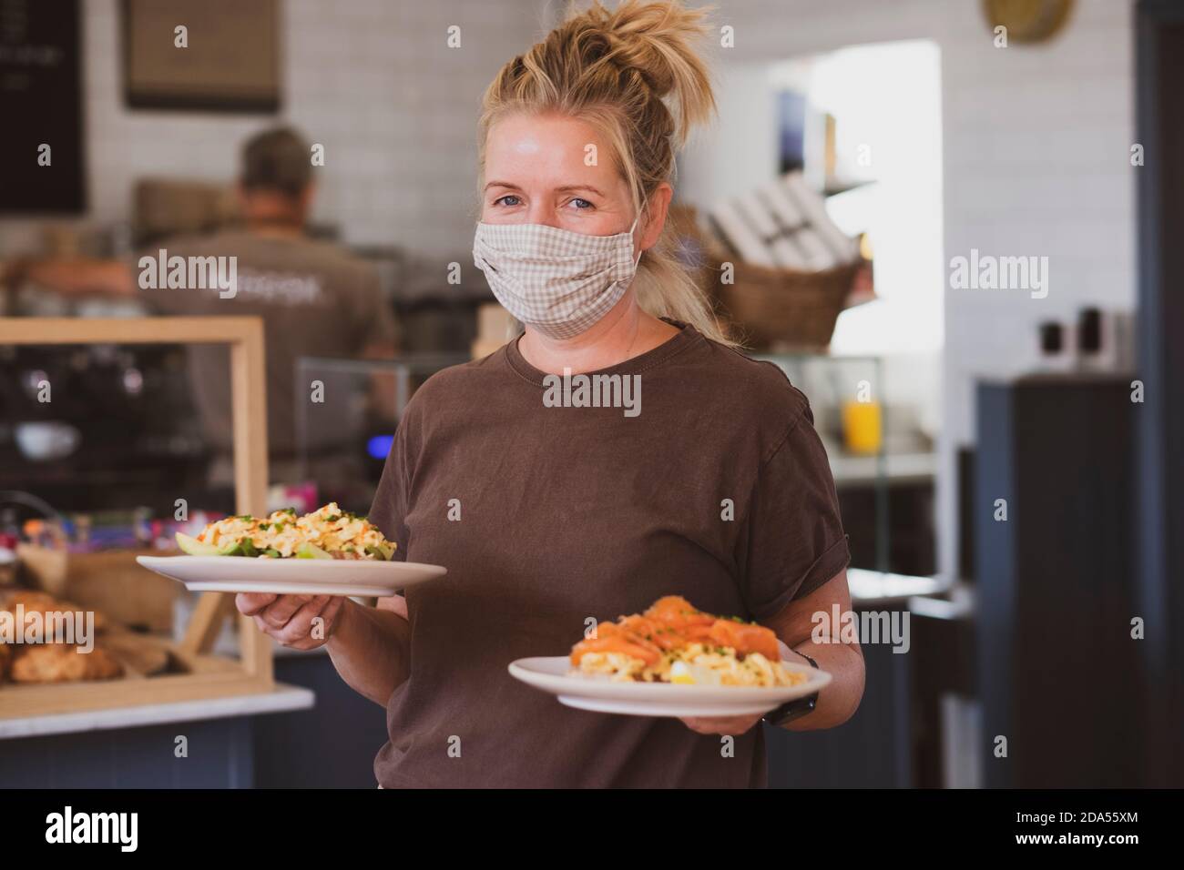 Waitress carrying plates hi-res stock photography and images - Alamy