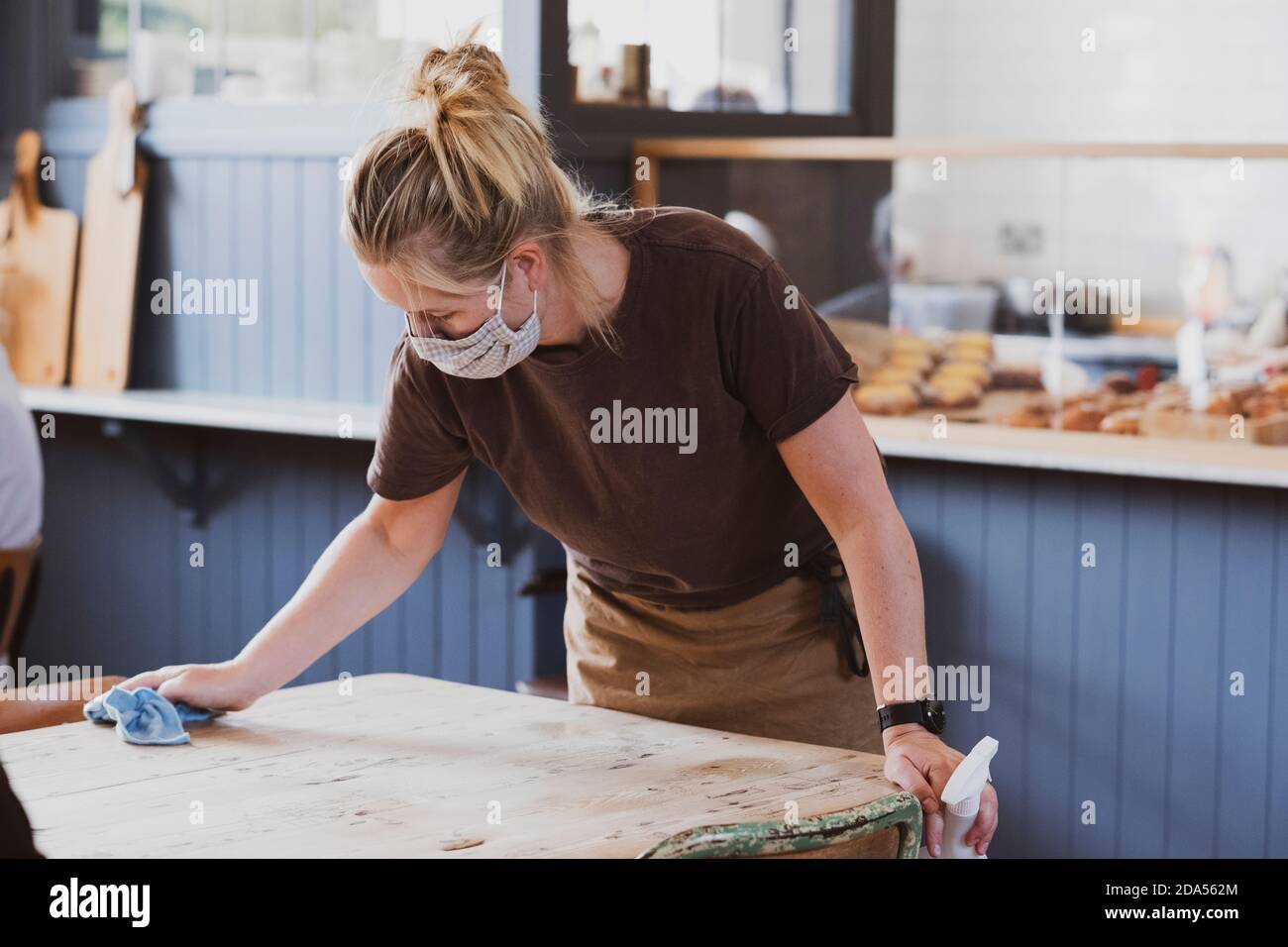 Wiping table hi-res stock photography and images - Alamy
