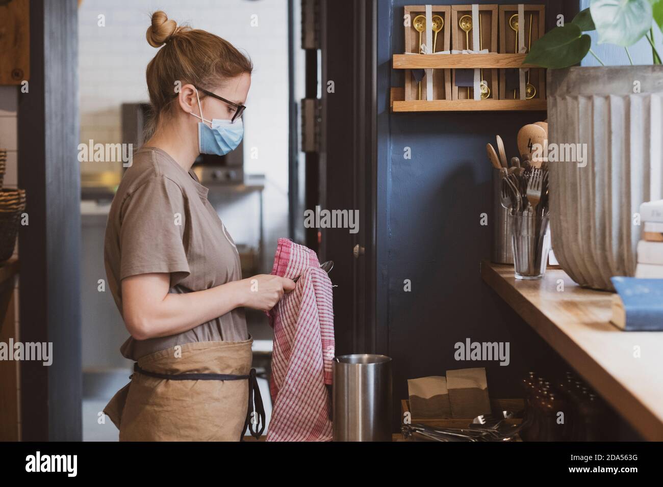 Blond waitress wearing face mask working in a cafe Stock Photo - Alamy