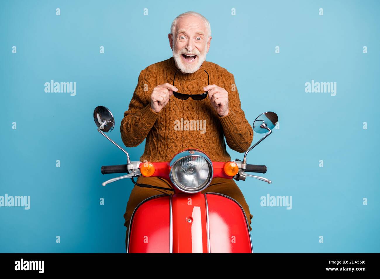 Portrait of his he nice attractive funky cheerful cheery glad delighted ...