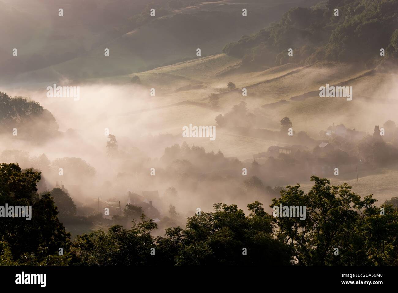 Mist over the valley hi-res stock photography and images - Alamy