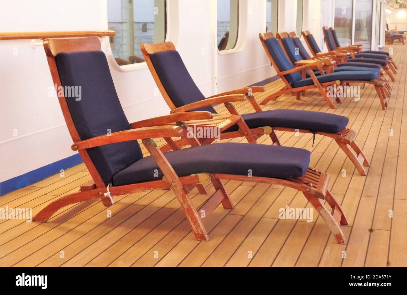 Empty cruise ship lounge chair hi-res stock photography and images - Alamy