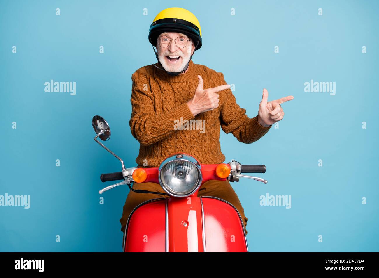 Portrait of his he nice attractive cheerful cheery glad bearded grey ...