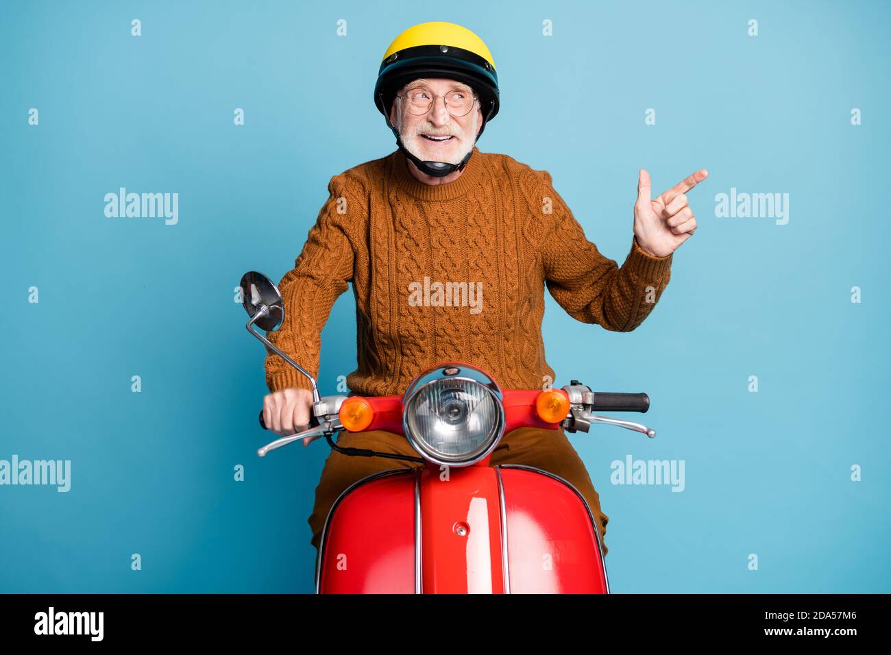 Portrait of his he nice attractive cheerful cheery bearded grey-haired ...