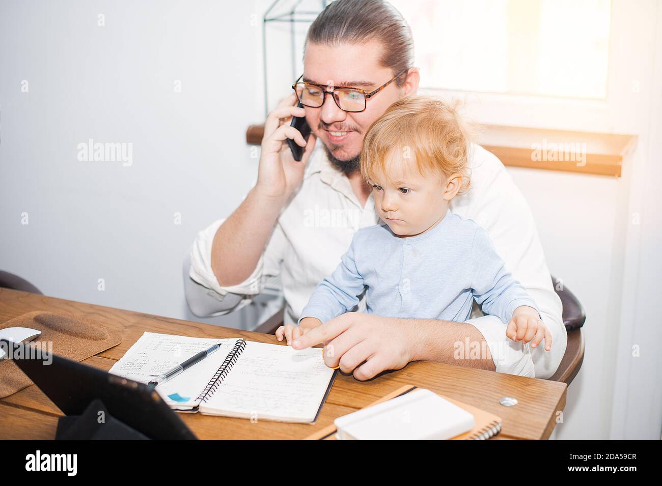 Parent at work with child hi-res stock photography and images - Alamy
