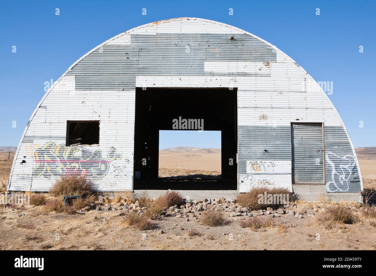 Derelict industrial building in the desert Stock Photo - Alamy