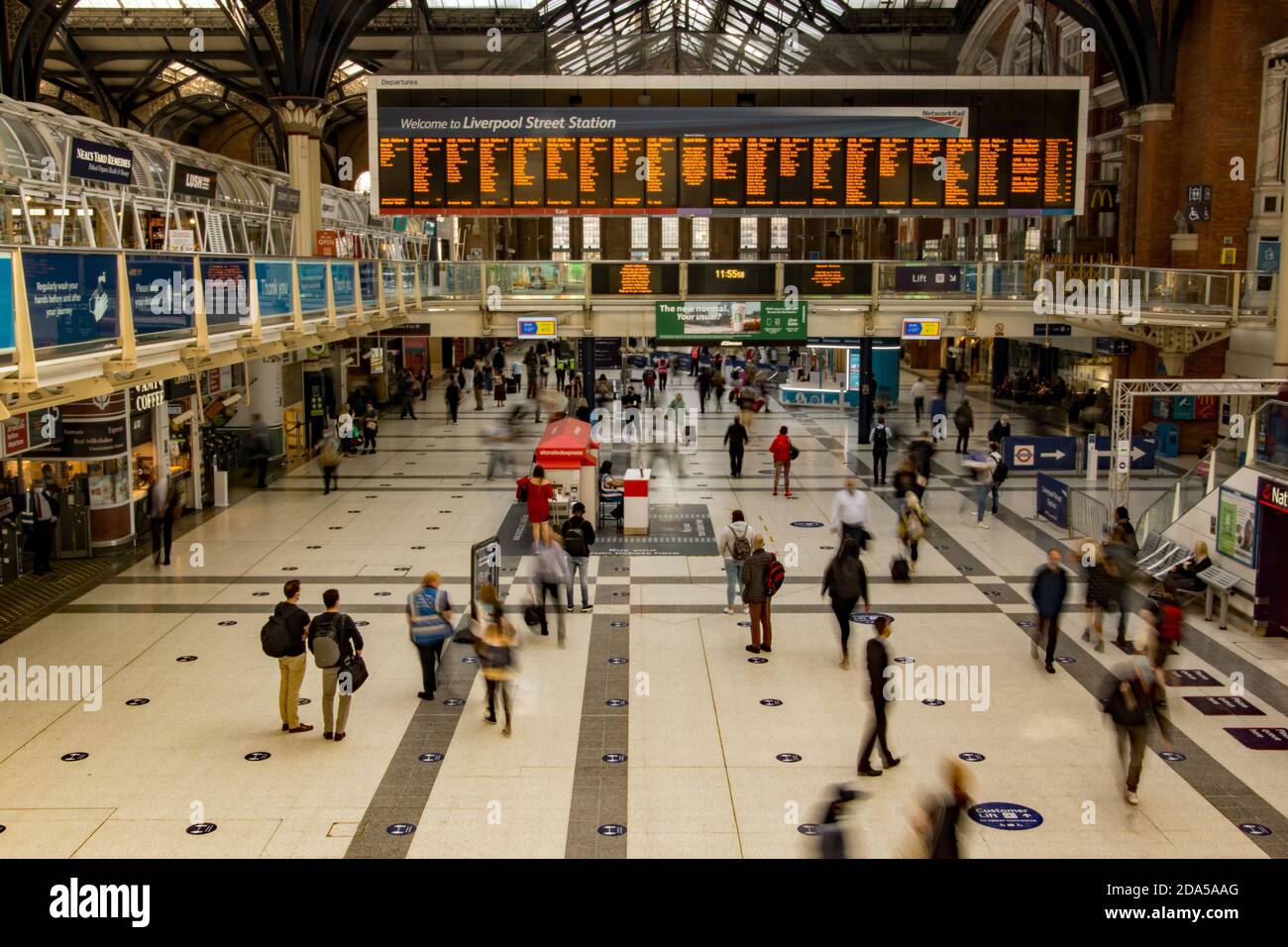 Station footfall hi-res stock photography and images - Alamy