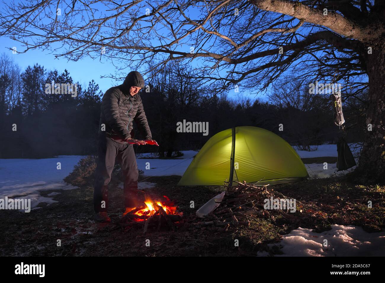 Man standing near camp fire hi-res stock photography and images - Alamy