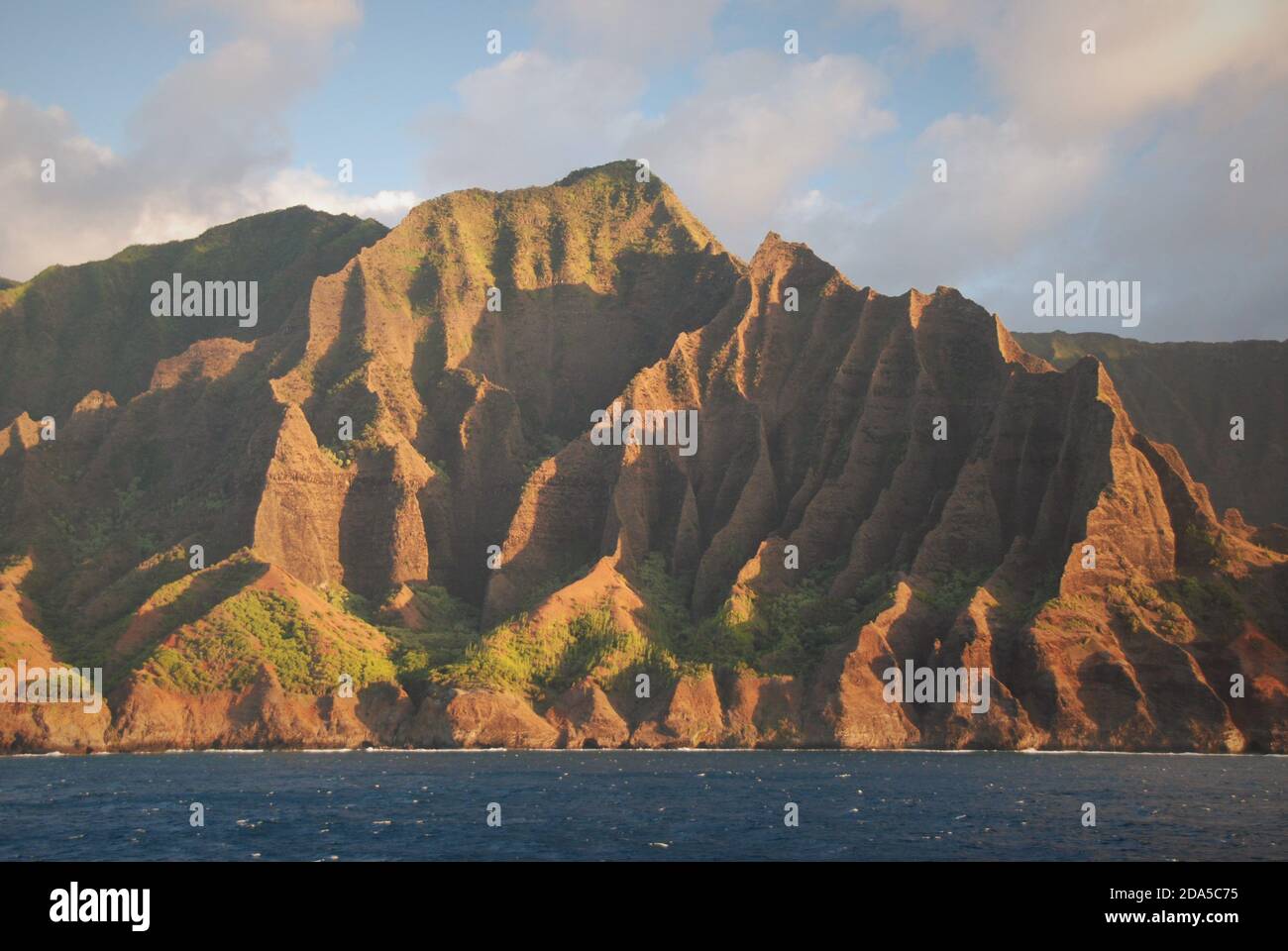 Na pali coast shoreline hi-res stock photography and images - Alamy
