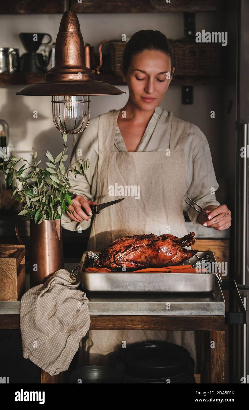 Person carving turkey hi-res stock photography and images - Alamy