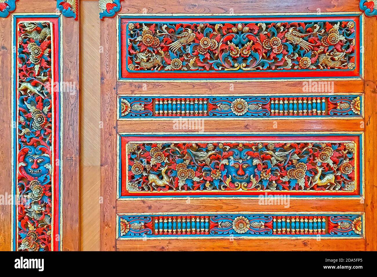 Hotel Sari Pan Pasific Interior, Traditional Puppets and statue ...