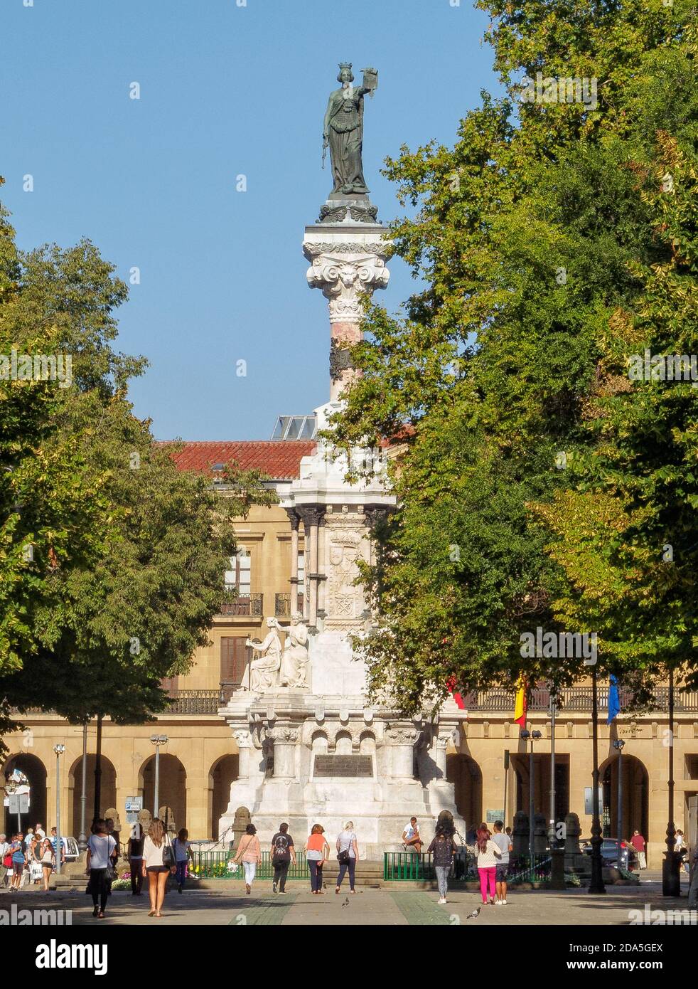 Monument to the Fueros de Navarre by Manuel Martínez de Ubago (1903 ...