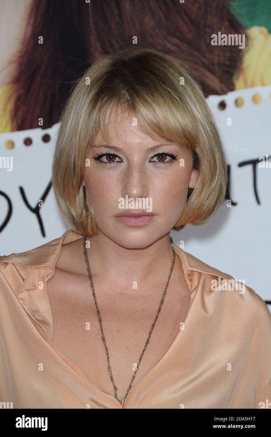 Ari graynor easy a premiere hi-res stock photography and images - Alamy