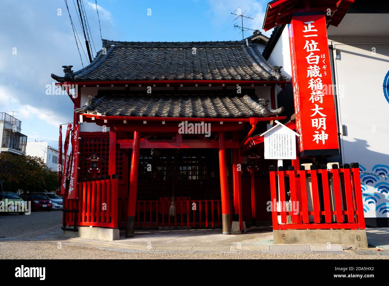 Shrine spirit house people hi-res stock photography and images - Alamy