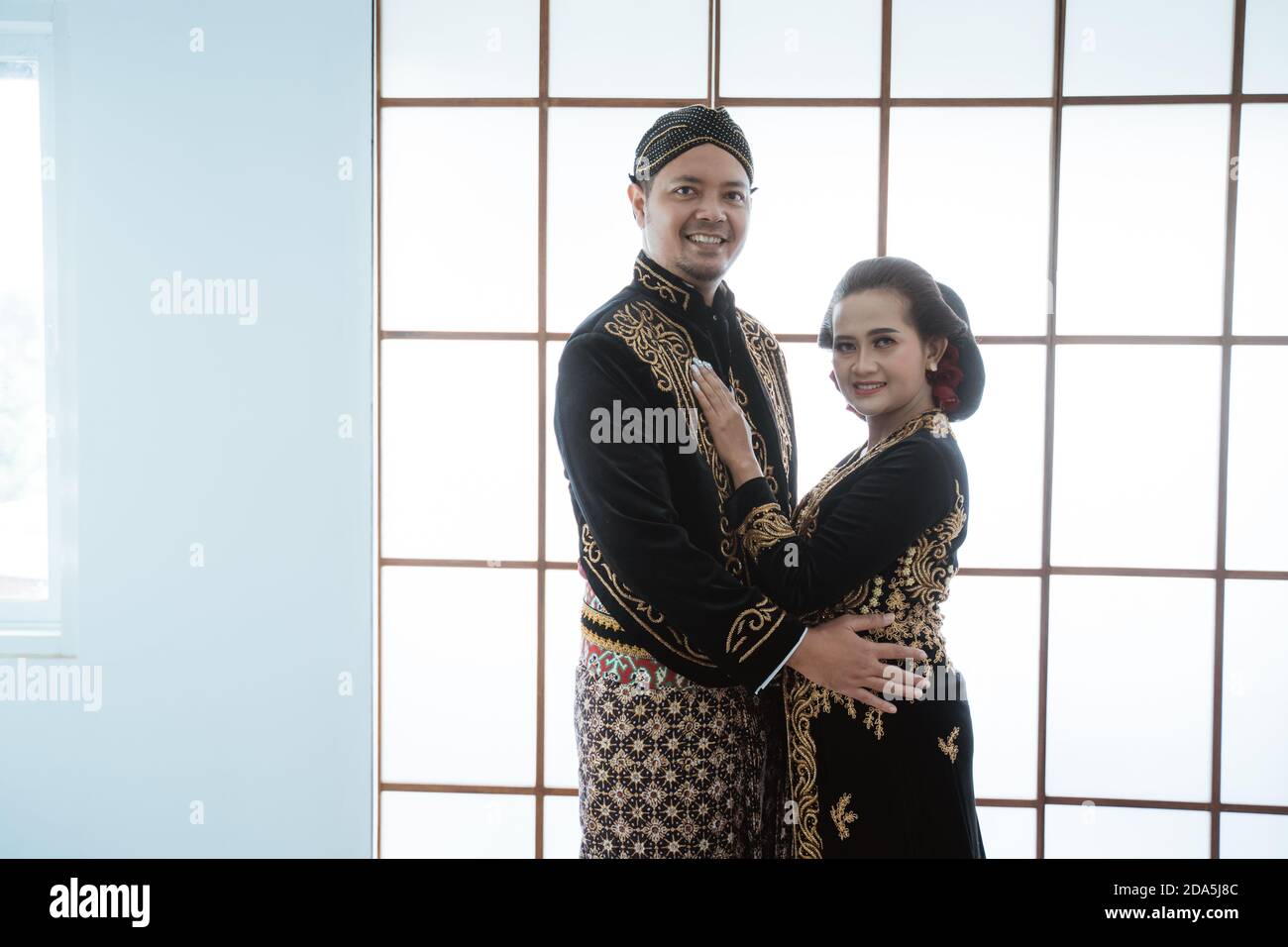 Portrait happy men and women wearing javanese traditional clothes ...