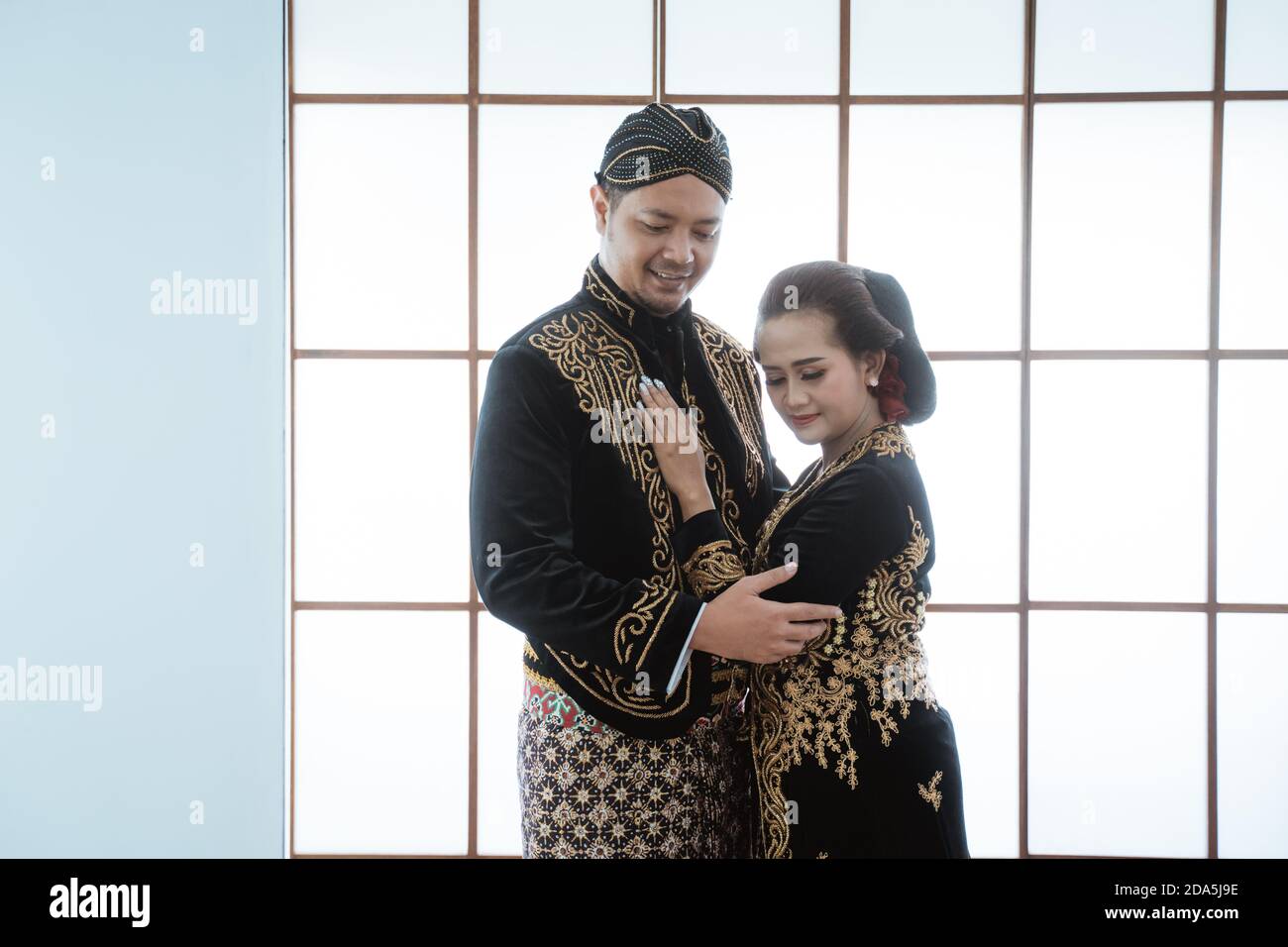 Portrait happy men and women wearing javanese traditional clothes ...