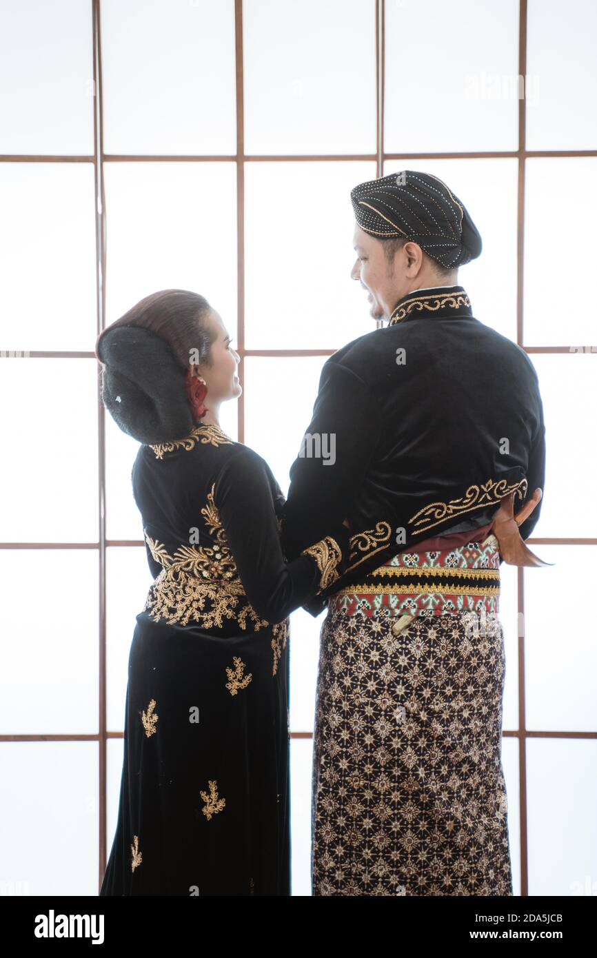 Portrait happy men and women wearing javanese traditional clothes ...