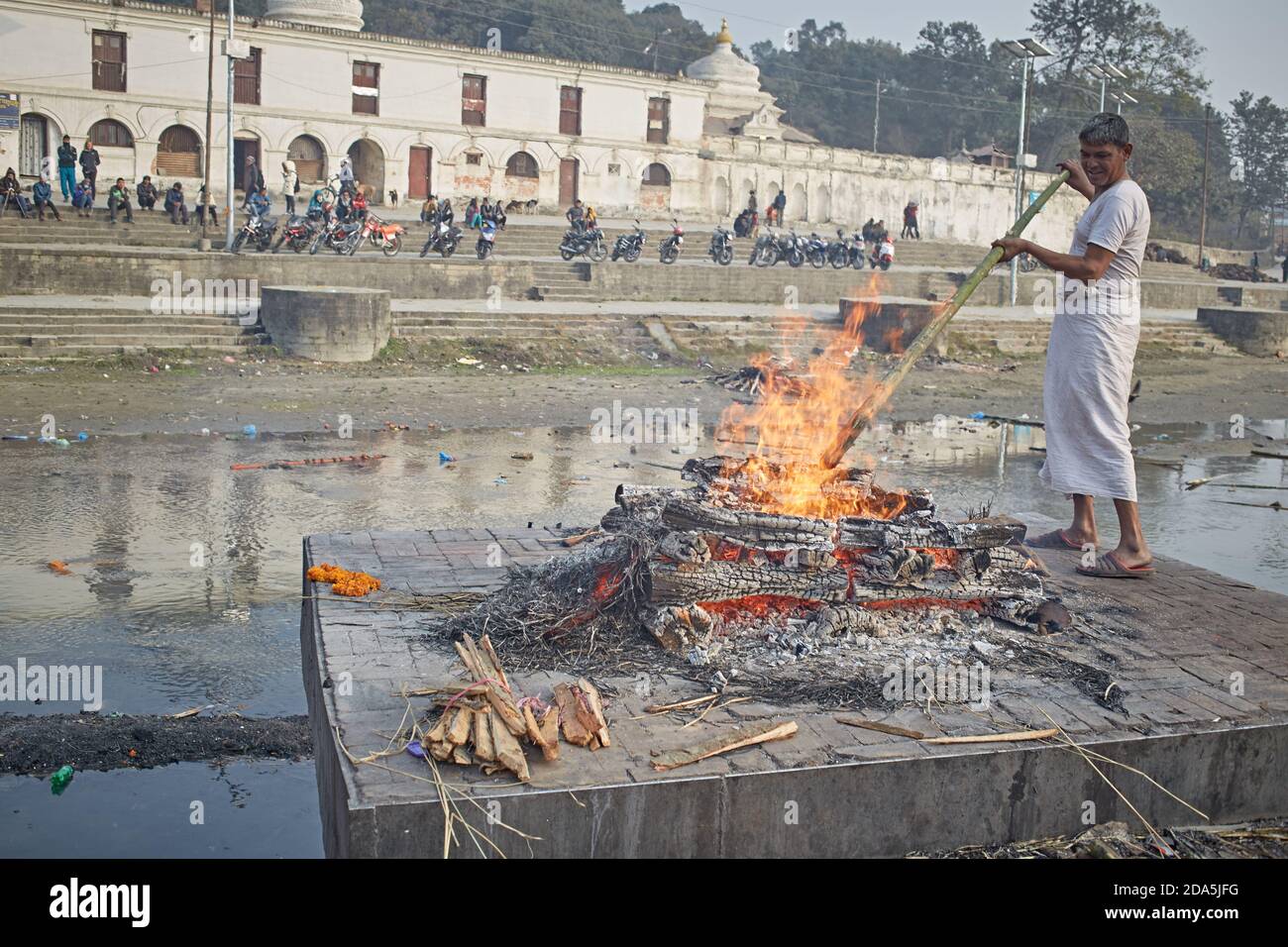Cremation dead body burning ghats hi-res stock photography and images ...