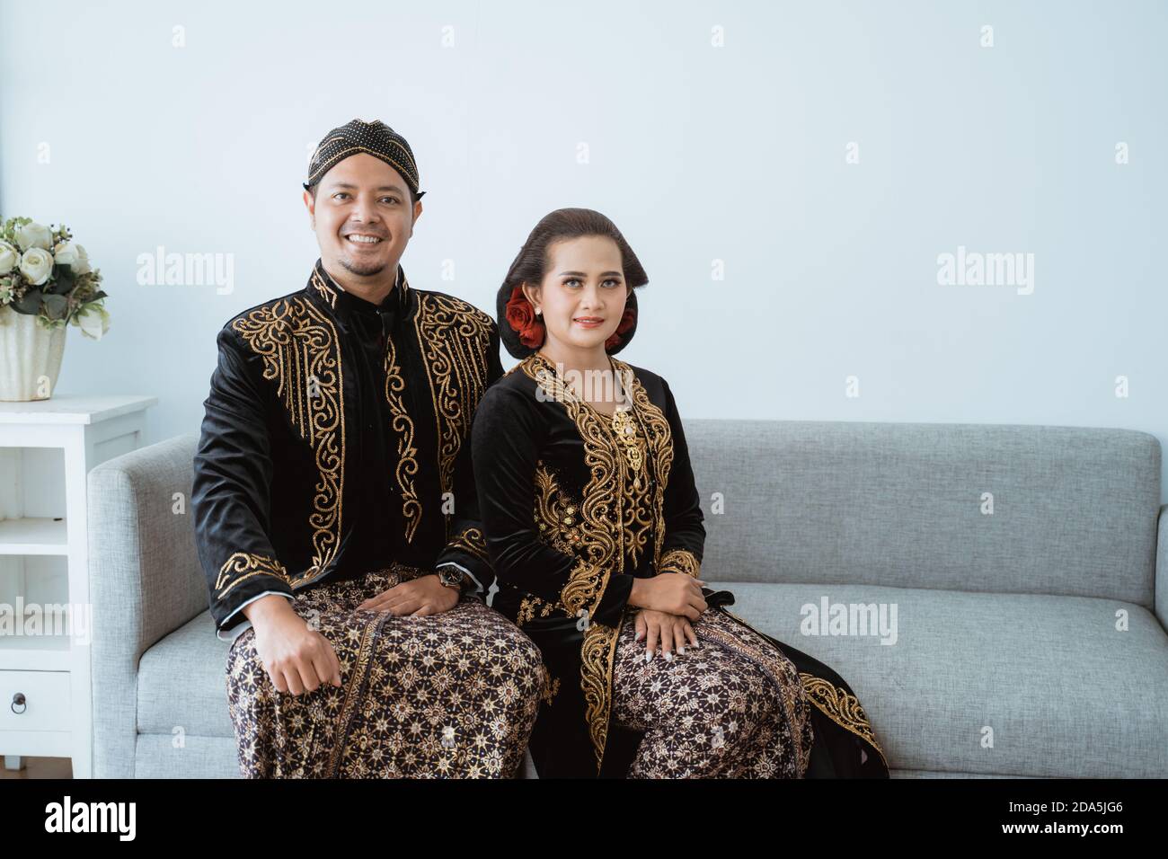 Portrait happy men and women wearing javanese traditional clothes ...