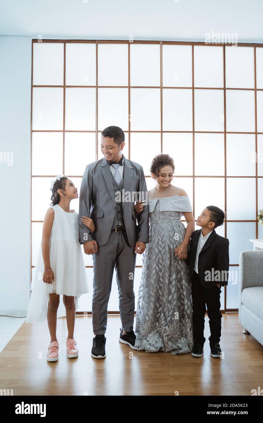 Portrait of a happy family with modern clothes. Family photo concept in ...