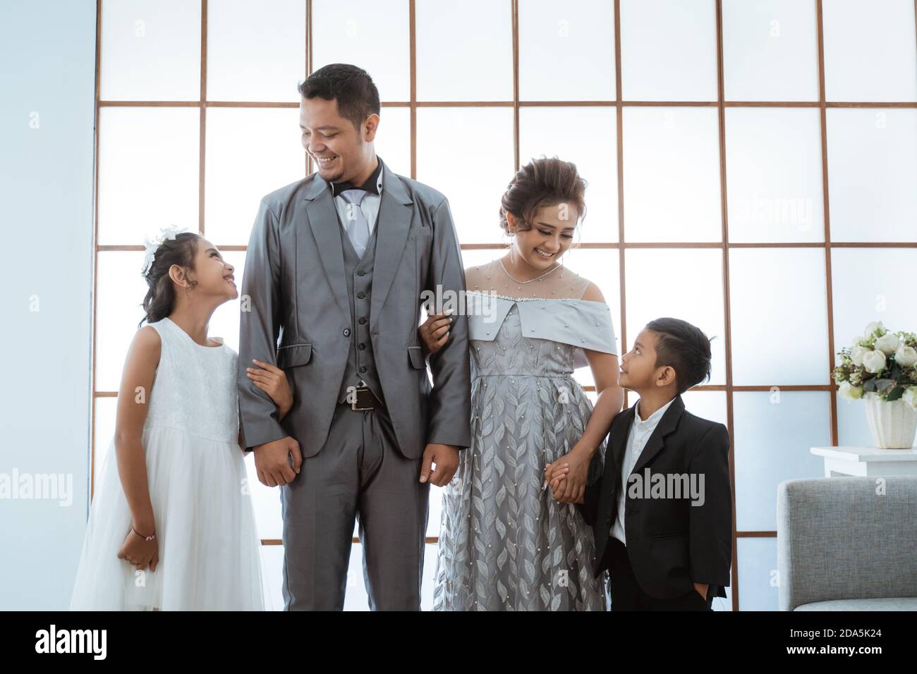 Portrait of a happy family with modern clothes. Family photo concept in ...