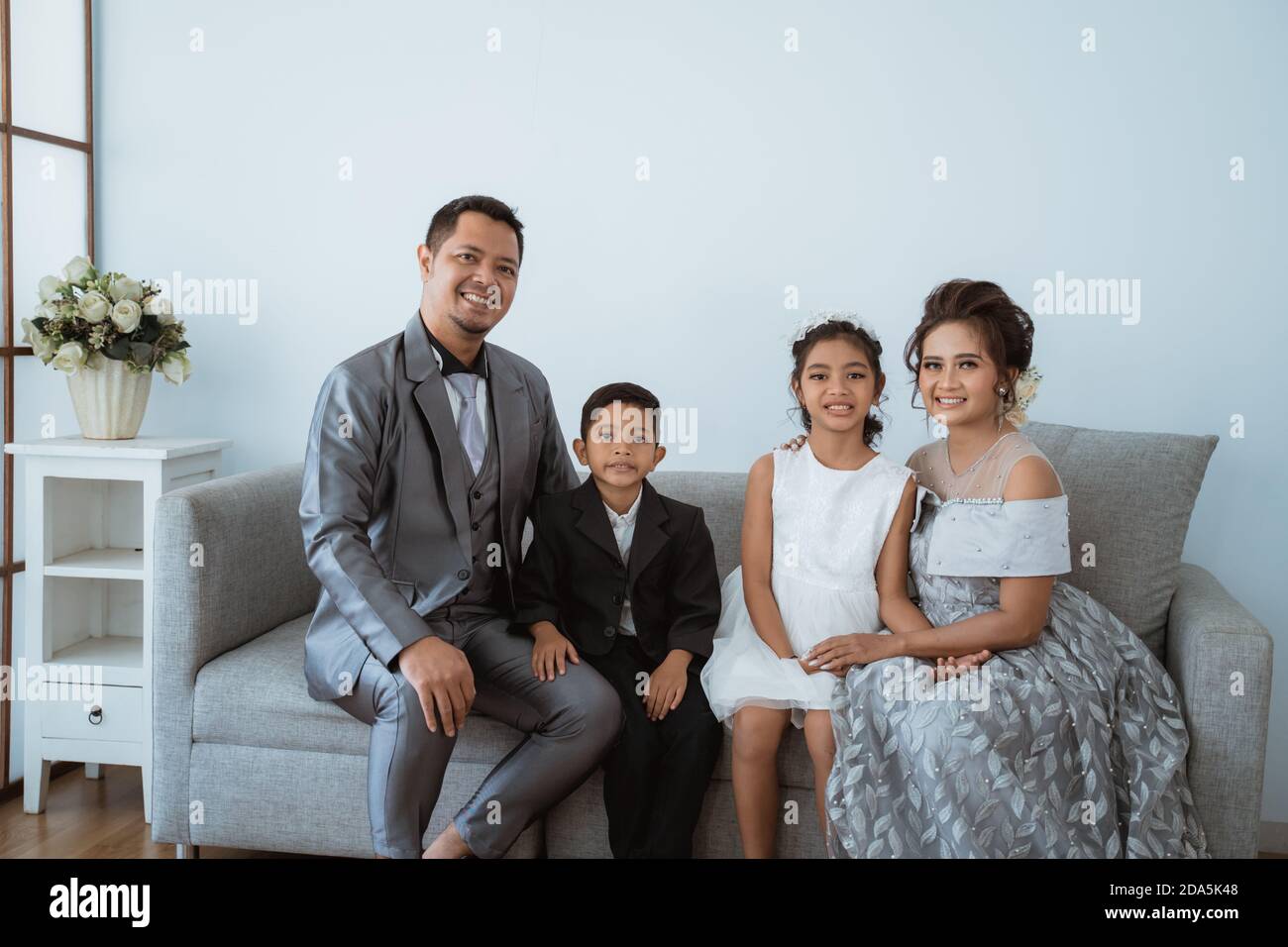 Portrait of a happy family with modern clothes. Family photo concept in ...