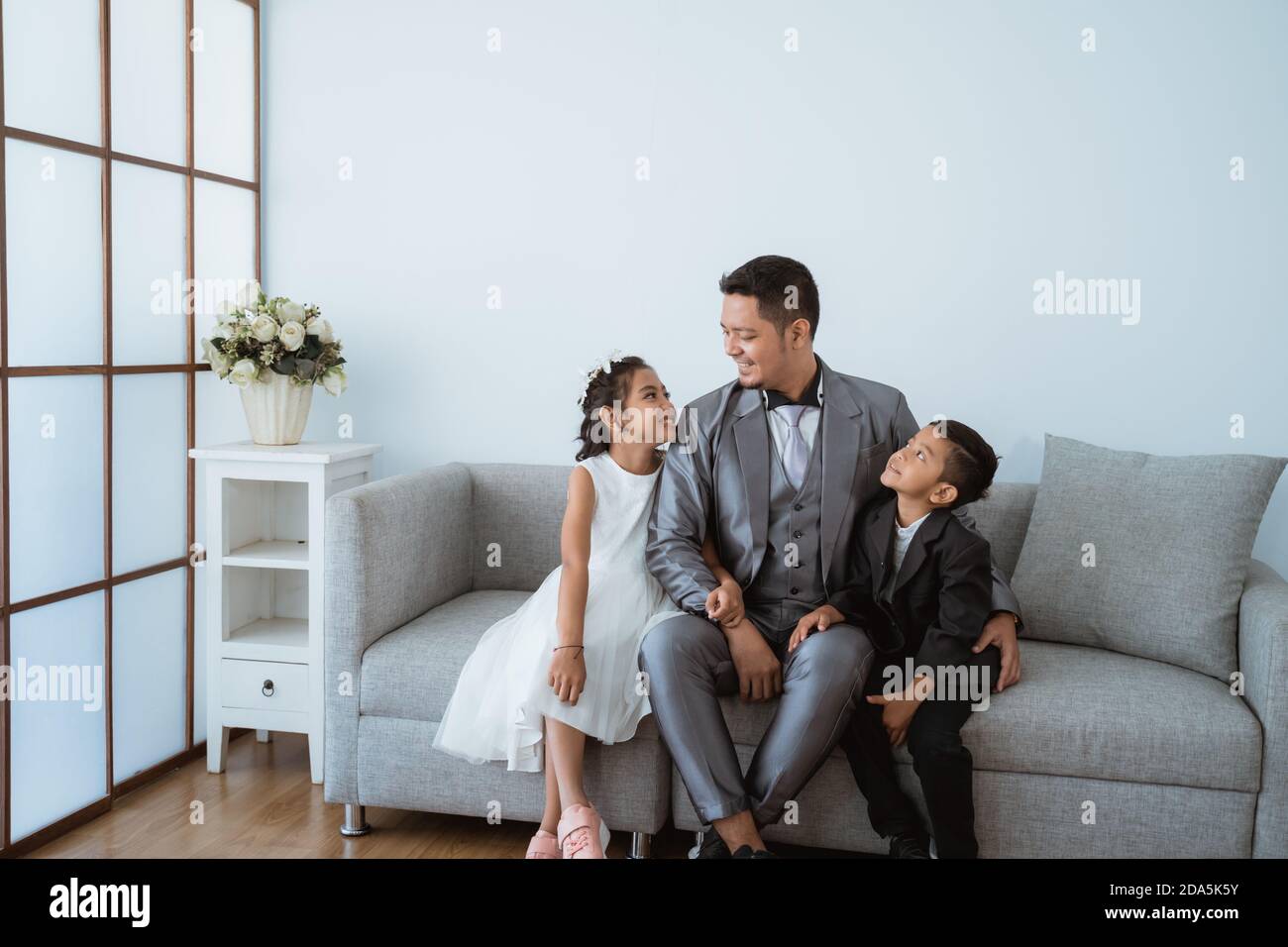 Portrait of a happy family with modern clothes. Family photo concept in ...