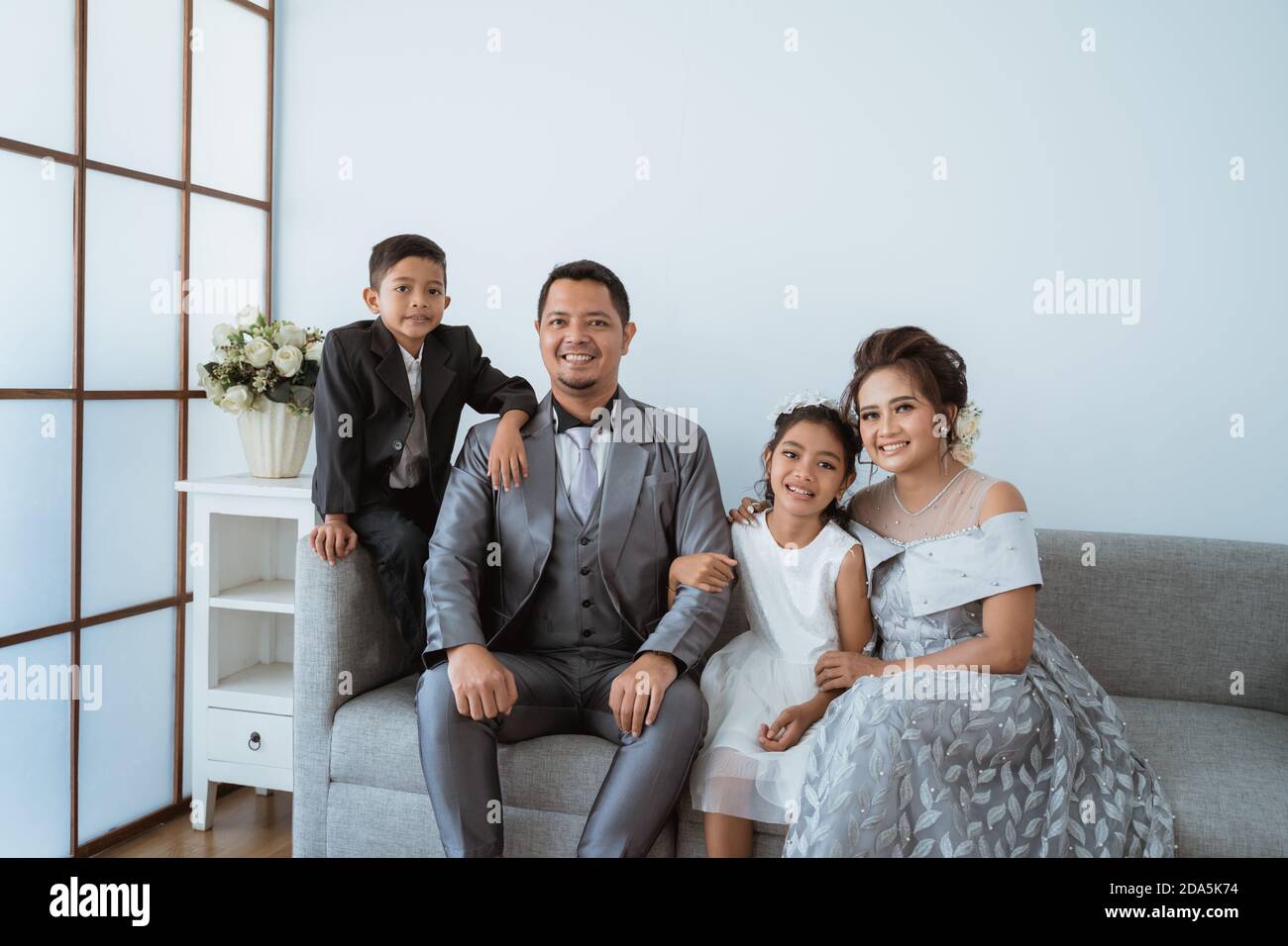 Portrait of a happy family with modern clothes. Family photo concept in ...