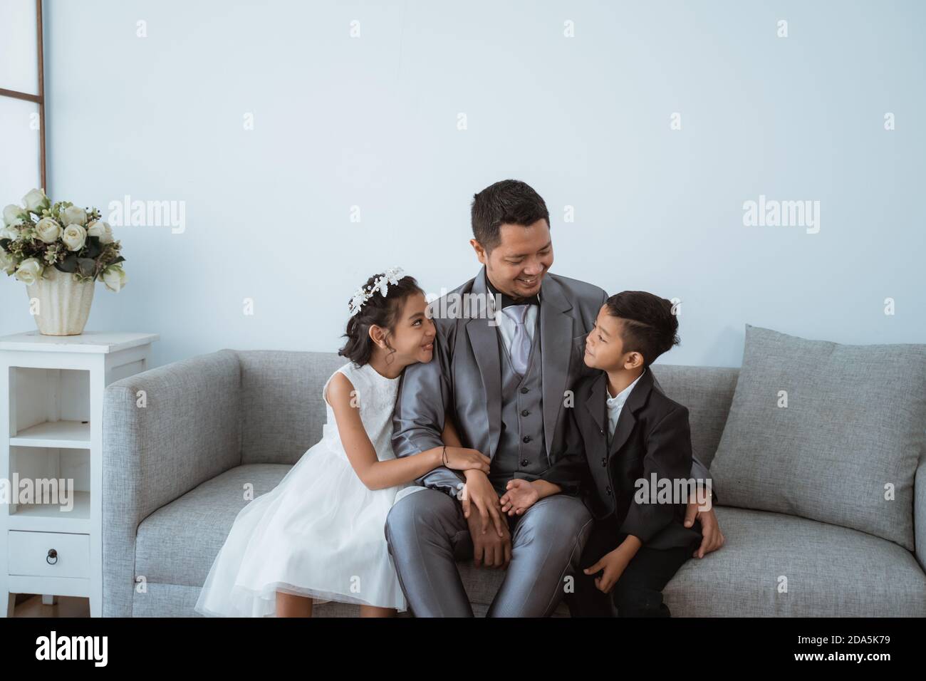 Portrait of a happy family with modern clothes. Family photo concept in ...