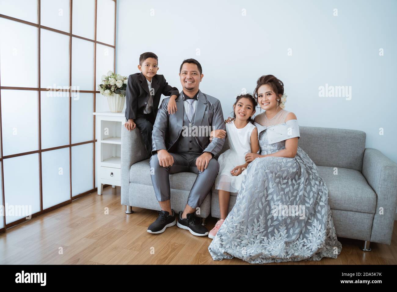 Portrait of a happy family with modern clothes. Family photo concept in ...
