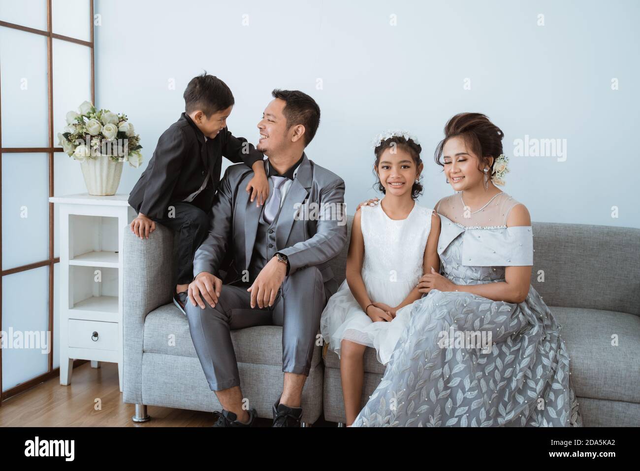 Portrait of a happy family with modern clothes. Family photo concept in ...