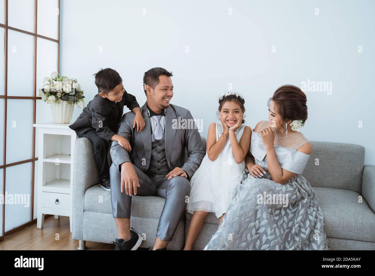 Portrait of a happy family with modern clothes. Family photo concept in ...