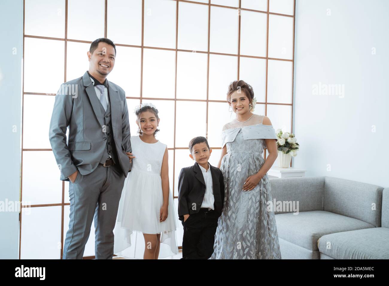 Portrait of a happy family with modern clothes. Family photo concept in ...