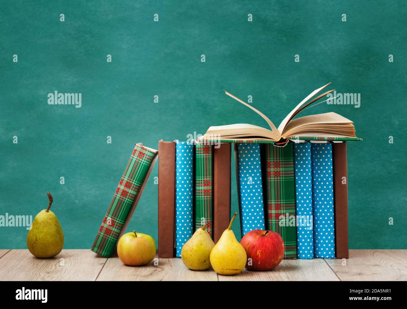 Pile of book s hi-res stock photography and images - Alamy