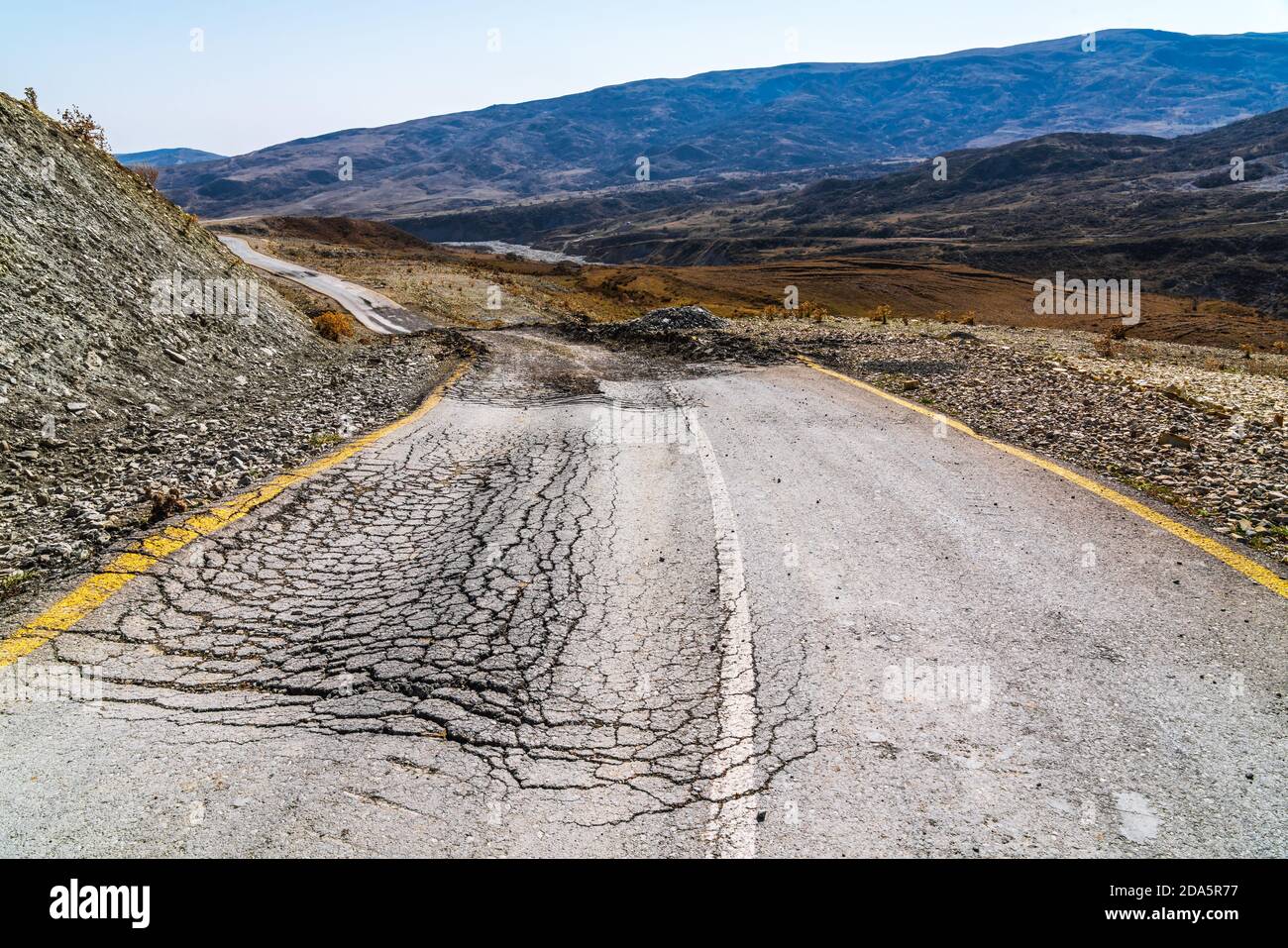 Road damaged by earthquake hi-res stock photography and images - Alamy